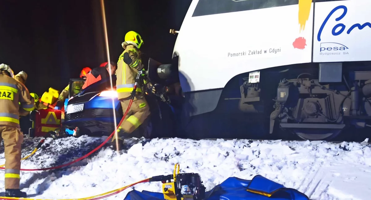 Dzierzążno. Zderzenie pociągu z osobówką - 31-letnia kobieta poniosła ...