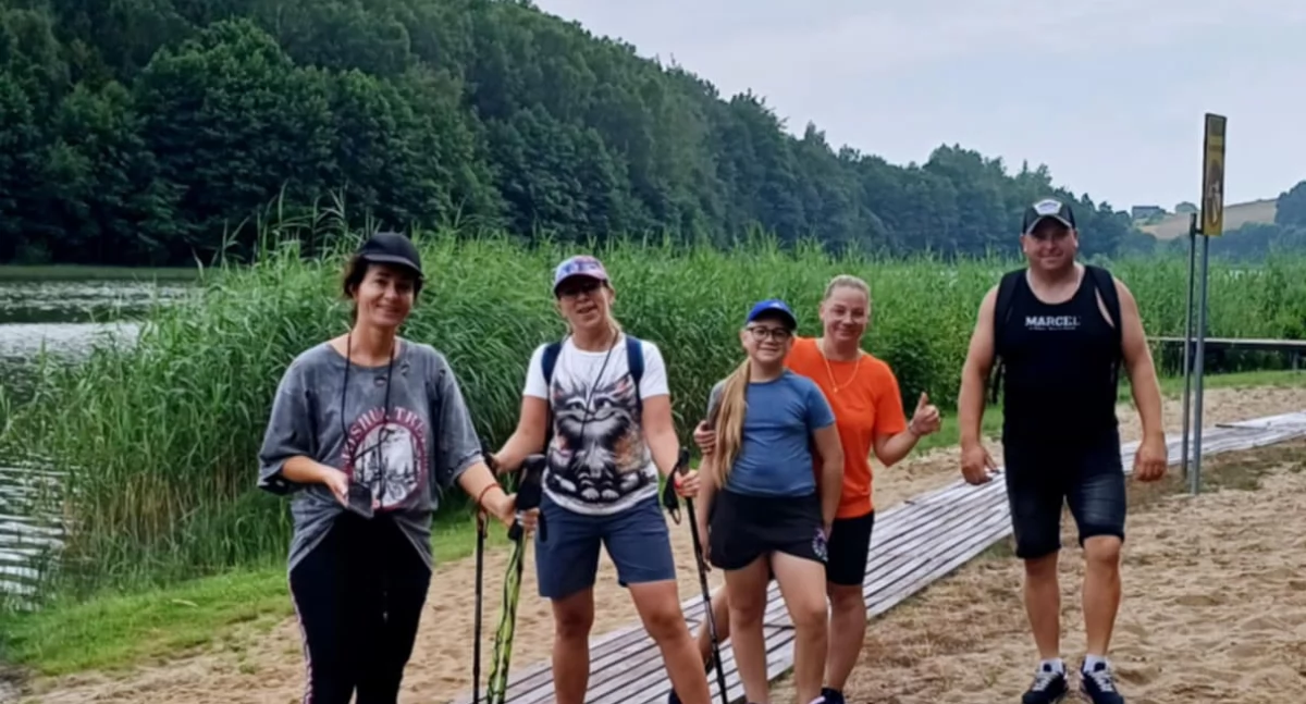 Ponad 40 osób na trasie! Inauguracyjny marsz Nordic Walking w Połęczynie - wiadomości Kartuzy