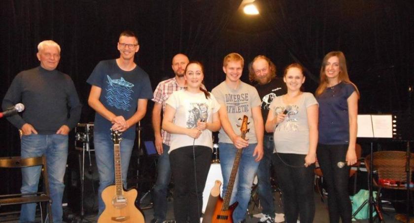 Grupa JASS & ONE stworzyła muzykę do poezji ks. Twardowskiego. Walczy o ...